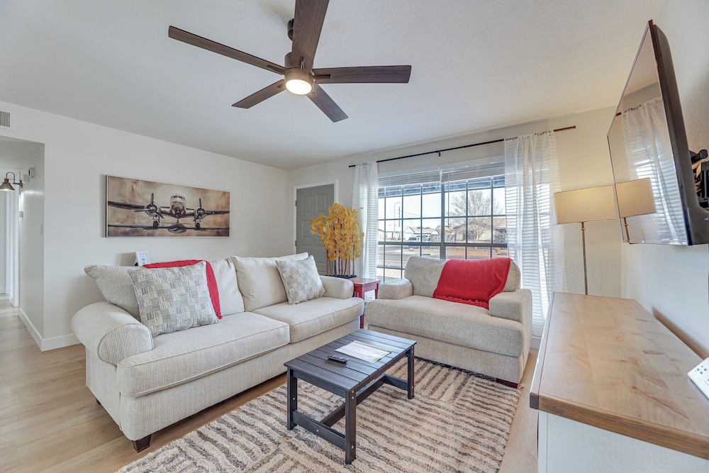 Patio Seating & Fire Pit: Family Home In Chandler! - Chandler, AZ