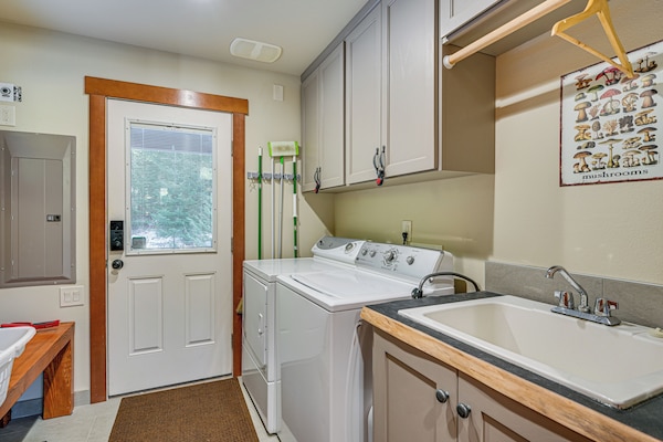 Deck, Hot Tub & Fire Pit: Mtn-view Packwood Cabin - White Pass, WA