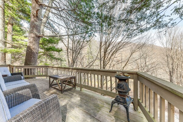 Fire Pit & Mountain Views: Waynesville Retreat! - Waynesville, NC