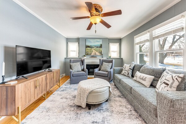 3 Mi To Hospitals: Inviting Rockford Home W/ Yard! - Rockford, IL