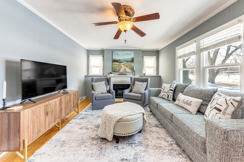 3 Mi To Hospitals: Inviting Rockford Home W/ Yard! - Rockford, IL