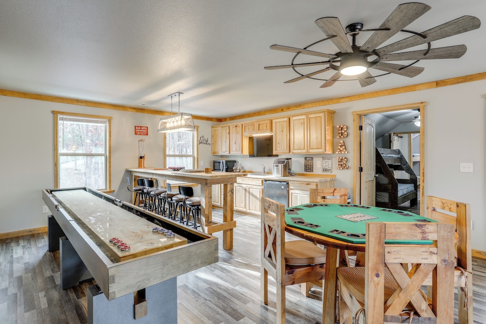 Greers Ferry Lake Access & Deck: Group Getaway! - Heber Springs, AR