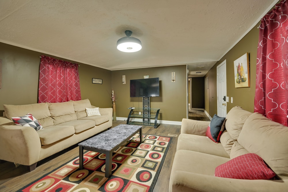 8 Mi To Dtwn Greenville: Bethel Home W/ Yard - Greenville, NC