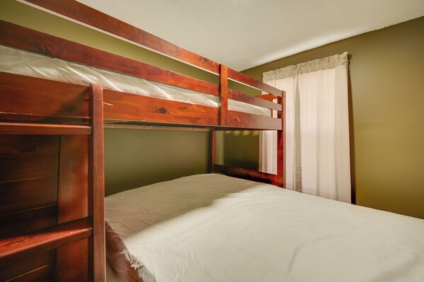 8 Mi To Dtwn Greenville: Bethel Home W/ Yard - Princeville, NC