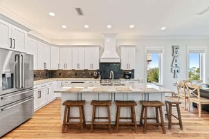 Casa, 6 quartos | Cozinha privada | Um frigorífico, um forno, uma cafeteira/bule, uma torradeira 