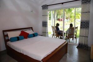 Quarto Duplo, vista para a montanha | Cofre no quarto, secretária