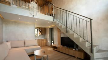 Suite, piscina privativa | Sala de estar