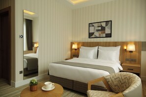 Quarto Duplo Deluxe, não fumadores, casa de banho privativa | Cofre no quarto, secretária