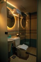 Quarto duplo luxo | Banheiro | Banheira e chuveiro separados, secador de cabelo, toalhas de banho 