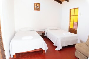 Quarto duplo econômico, vista para o jardim | Wi-Fi de cortesia, roupa de cama