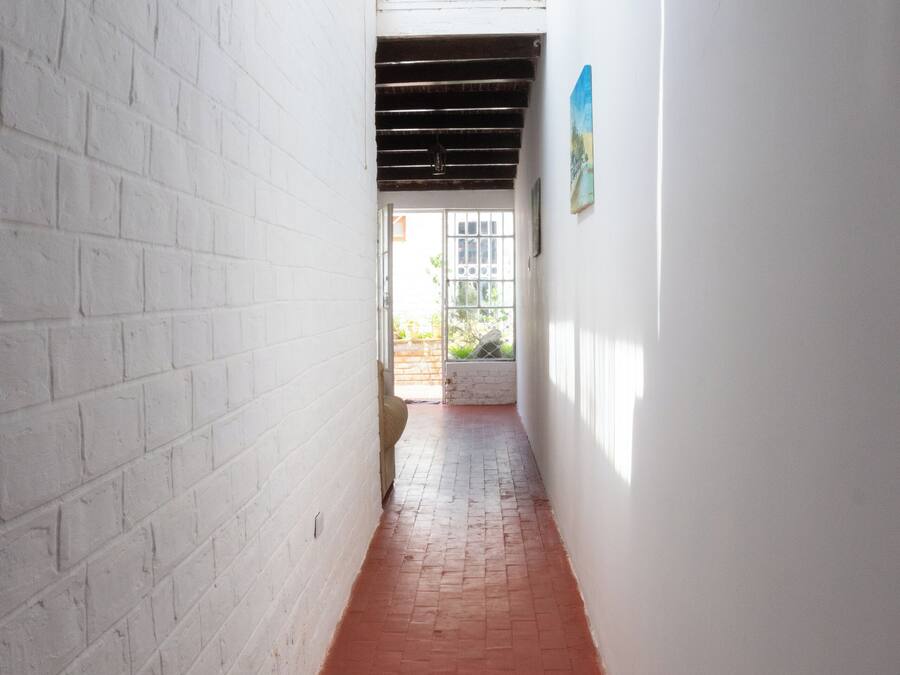 Quarto Twin Económico, vista para o jardim | Sala de estar | TV de ecrã plano