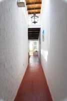 Quarto duplo econômico, vista para o jardim | Área de estar | TV de tela plana