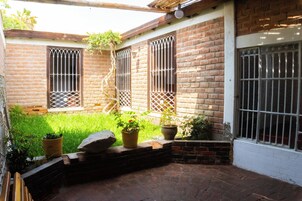 Quarto duplo econômico, vista para o jardim | Área de estar | TV de tela plana