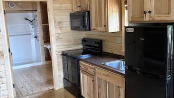 Cabana de Madeira Deluxe, vista para o lago | Cozinha privada | Um frigorífico, um micro-ondas, uma placa de cozinha