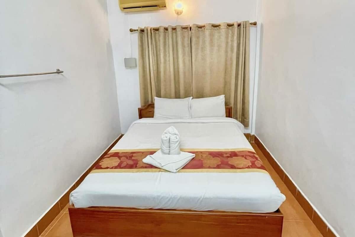 Quarto casal básico | Individualmente mobiliados, escrivaninha, Wi-Fi de cortesia