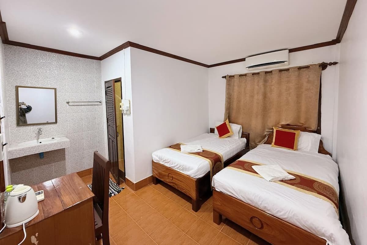 Quarto casal básico de uso individual | Individualmente mobiliados, escrivaninha, Wi-Fi de cortesia