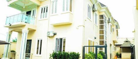 Fachada da propriedade