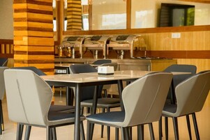 Café da manhã completo grátis todos os dias