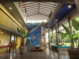 Villa de Luxo, 2 quartos | Sala de estar | Smart TV de 40 polegadas com canais digitais, leitor de DVD