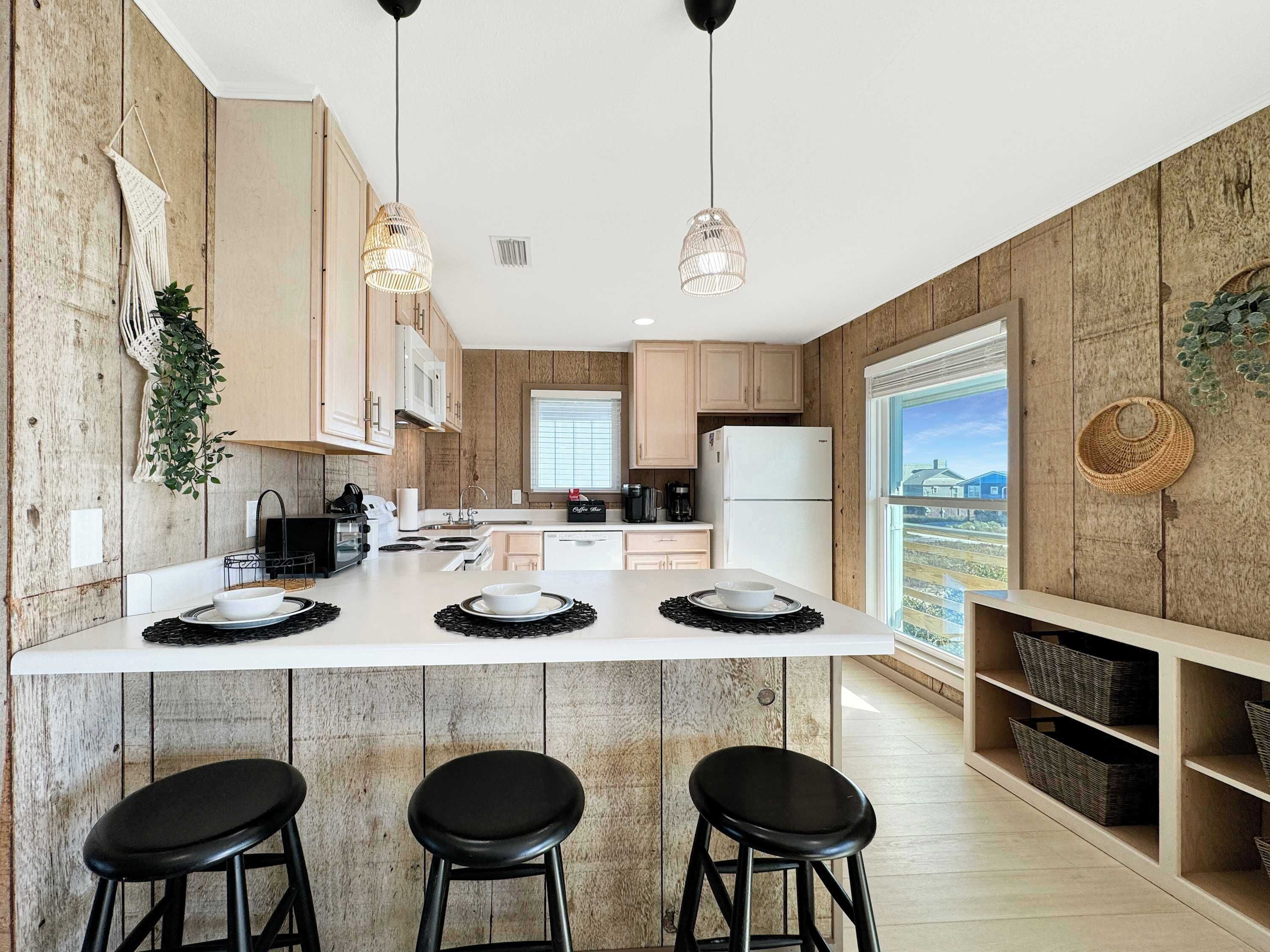 Casa, várias camas, varanda, vista para o oceano (Blue Door Beach House) | Cozinha privada | Geladeira, micro-ondas, fogão, cooktop