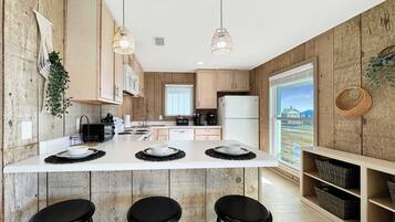 Casa, várias camas, varanda, vista para o oceano (Blue Door Beach House) | Cozinha privada | Geladeira, micro-ondas, fogão, cooktop