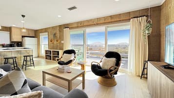 Casa, várias camas, varanda, vista para o oceano (Blue Door Beach House) | Área de estar | TV de tela plana 42 polegadas com canais digitais