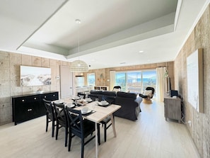 Casa, várias camas, pátio, vista para o oceano (Blue Door Beach House) | Sala de estar | Televisor de ecrã plano de 42 polegadas com canais digitais 
