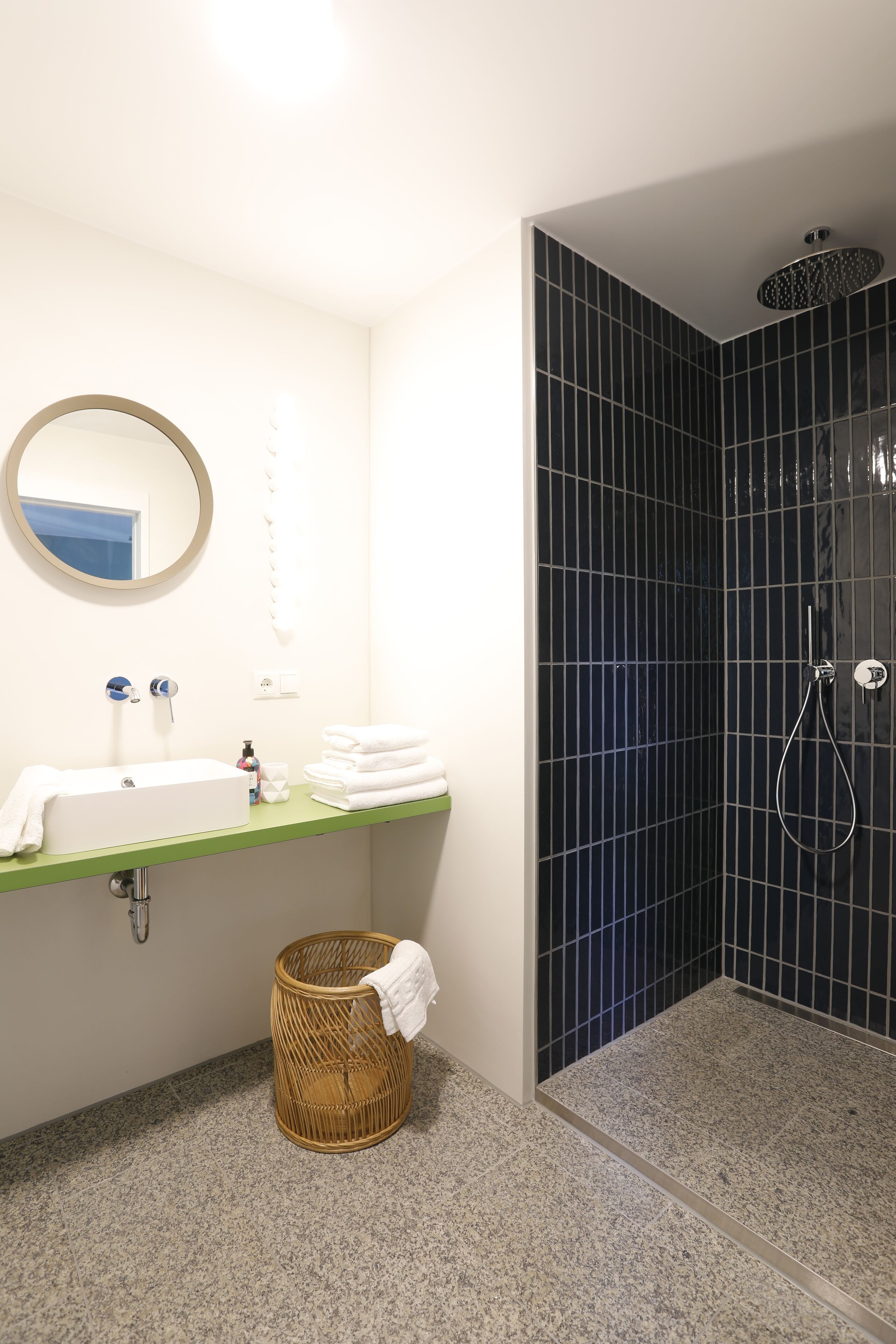 Quarto casal básico | Banheiro | Chuveiro, secador de cabelo, toalhas de banho, shampoo