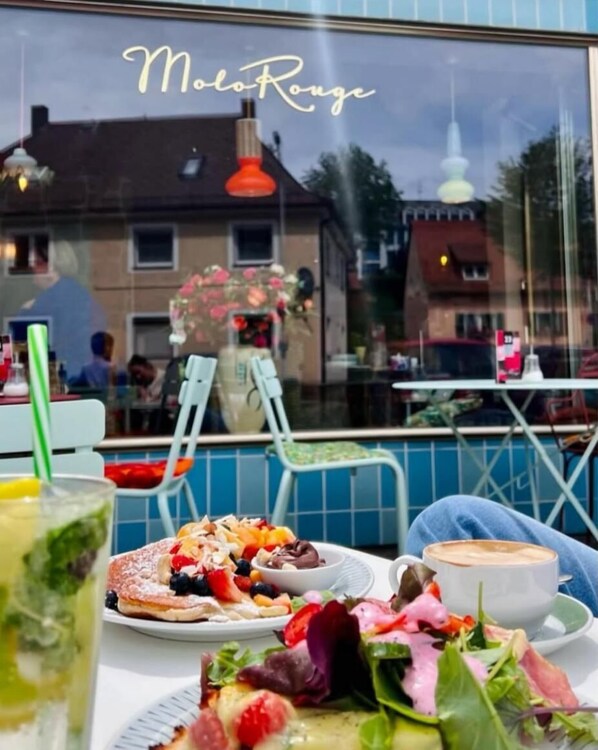 Restaurante com vista para edifícios e um letreiro com a inscrição 'MoloRogue'.