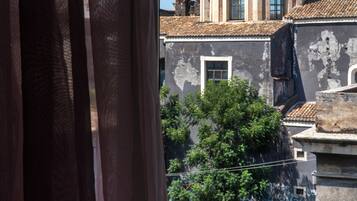 Quarto casal, banheiro privativo | Vista do quarto