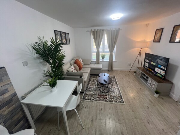 Free Parking/city Centre/long Stay/local Stores - Warwickshire