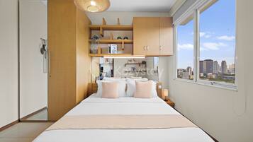 1 quarto, escrivaninha, espaço de trabalho para notebook