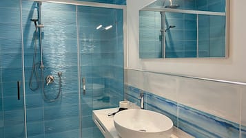 Quarto casal, vista para o pátio | Banheiro | Chuveiro, chuveiro com efeito de chuva, secador de cabelo, bidê
