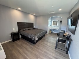 Quarto solteiro luxo, para não fumantes | Escrivaninha, Wi-Fi de cortesia, roupa de cama