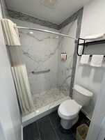 Quarto solteiro luxo, para não fumantes | Banheiro | Toalhas de banho, sabonete, shampoo, papel higiênico