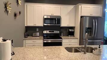 Quarto Triplo de Luxo | Cozinha privada | Um frigorífico/congelador grande, um micro-ondas, um forno