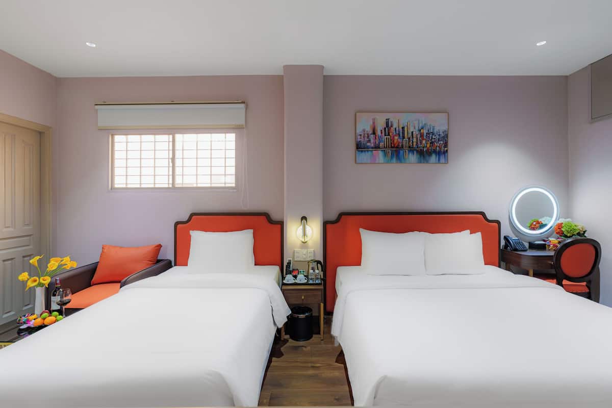 Quarto Triplo Sénior, várias camas, não fumadores, Vista para a cidade | Roupa de alta qualidade, cofre no quarto, secretária