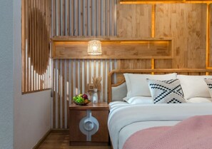 Quarto casal conforto, vista para a cidade | Cofres nos quartos, escrivaninha, cortinas blackout