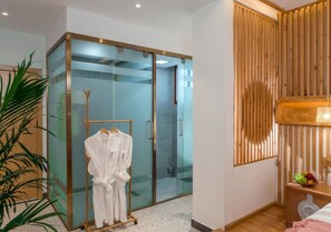 Quarto casal conforto, vista para a cidade | Banheiro | Chuveiro, produtos de toalete grátis, secador de cabelo 