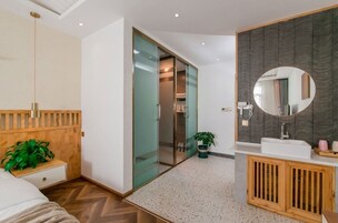 Quarto casal urbano, vista para a cidade | Banheiro | Chuveiro, produtos de toalete grátis, secador de cabelo