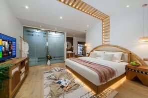 Quarto casal lua de mel, vista para a cidade | Cofres nos quartos, escrivaninha, cortinas blackout