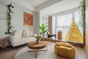 Quarto casal elite, vista para a cidade | Sala de estar