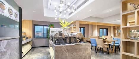 Um hall de hotel moderno com balcão de recepção de mármore, um espaço central com assentos e uma área de refeições com cadeiras azuis.