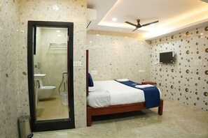 Quarto Duplo Deluxe | Casa de banho | Um polibã, toalhas fornecidas, sabão