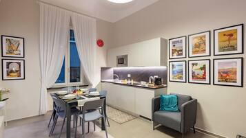 Apartamento Standard, vários quartos, 2 casas de banho (Lovely Flat In Genova Historic Center) | Cozinha privada | Um frigorífico, um micro-ondas, uma placa de cozinha