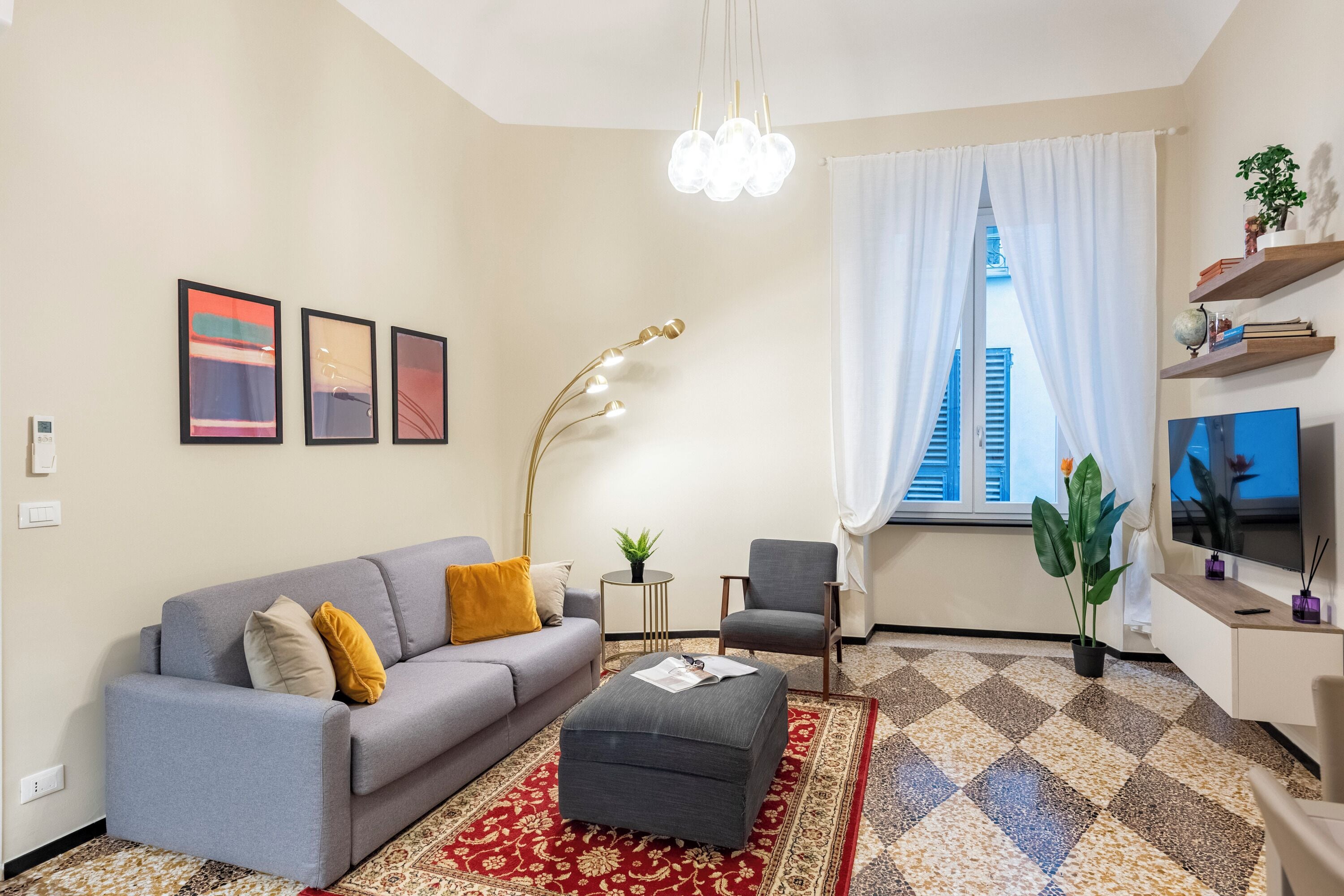 Apartamento standard, vários quartos, 2 banheiros (Lovely Flat In Genova Historic Center) | Área de estar | TV de tela plana 21 polegadas com canais digitais
