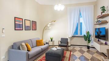 Apartamento standard, vários quartos, 2 banheiros (Lovely Flat In Genova Historic Center) | Área de estar | TV de tela plana 21 polegadas com canais digitais