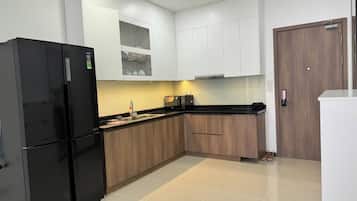 Um frigorífico, um micro-ondas, uma placa de cozinha