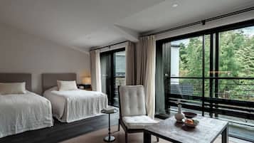 Quarto duplo com design assinado, sacada, vista para a montanha | Roupas de cama premium, edredons de pluma