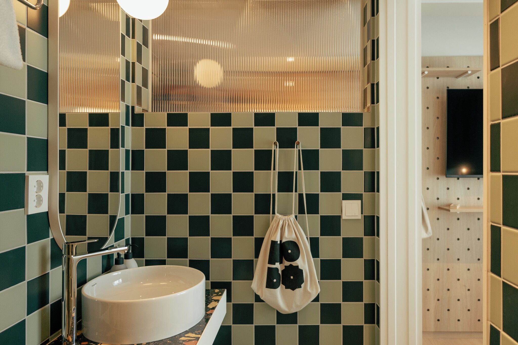 Chuveiro, chuveiro com efeito de chuva, produtos de toalete grátis 